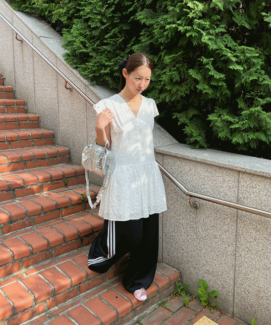 더원트 [마지막 1장] eyelet puff v neck ops (2color)