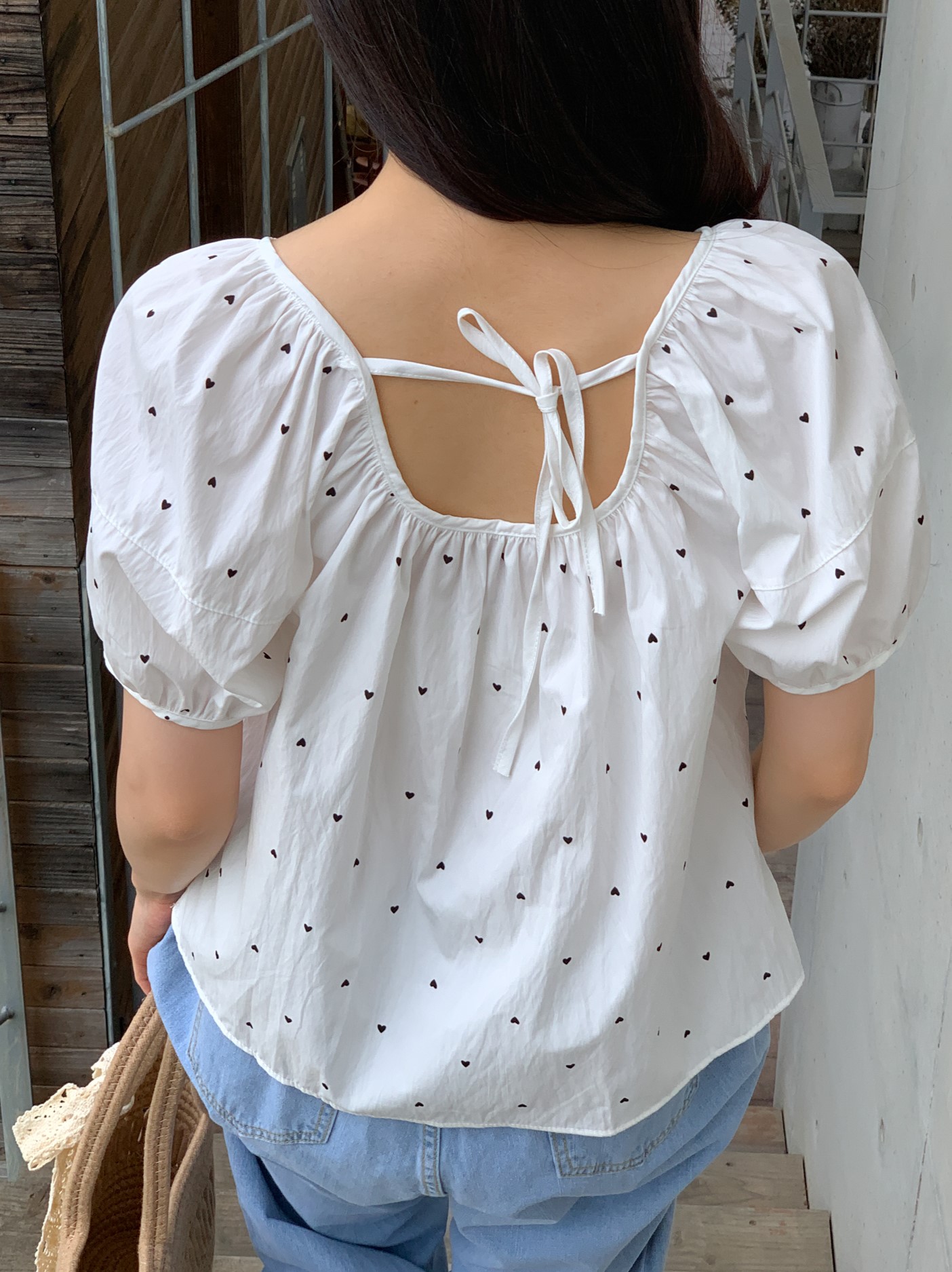 하프닌 뒷리본 포인트 유하 하트 패턴 화이트 끈 스트랩 리본 유넥 보트넥 버튼 단추 퍼프소매 러블리 데이트룩 휴양지룩 바캉스룩 여름 썸머 반팔 블라우스