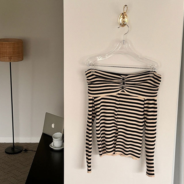 다니르엘 당일출고여리핏 오트 트임 버튼 스트라이프 골지 오프숄더 니트티 줄무늬 단가라 긴팔 셔링 봄 가을옷 겨울 간절기 청순 여리여리 크롭숏 키작녀룩 슬림핏 Y2k