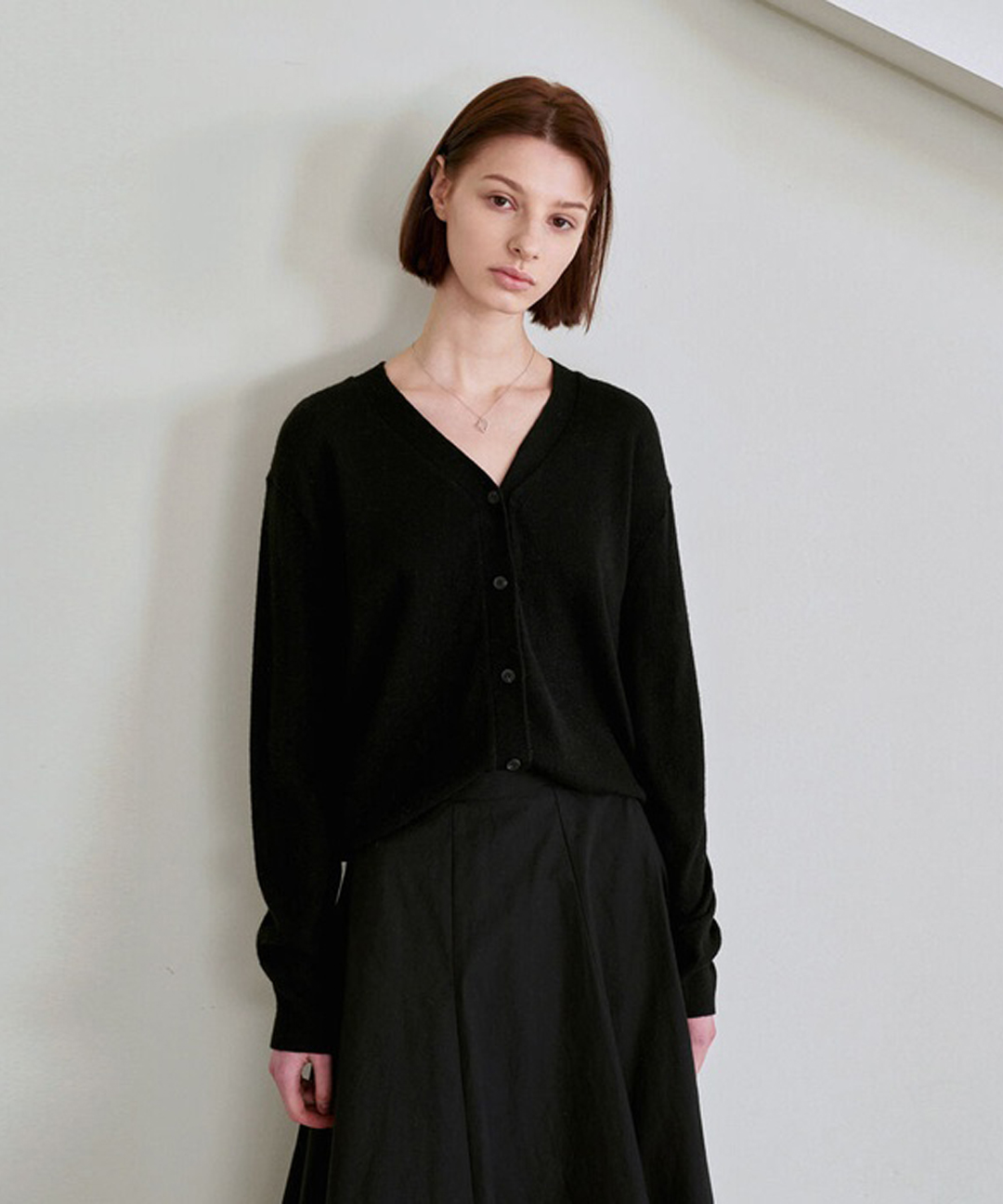로에일 RENEW BASIC V-NECK CARDIGAN_BLACK