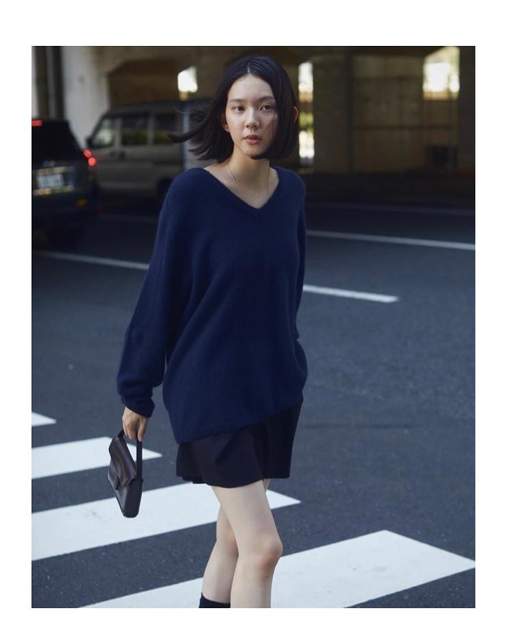 비엔느 [당일/쿠폰] Jinsim 진심 캐시 라쿤 폭스 에어리 브이넥 니트 (5c) 브라운/네이비 당일발송