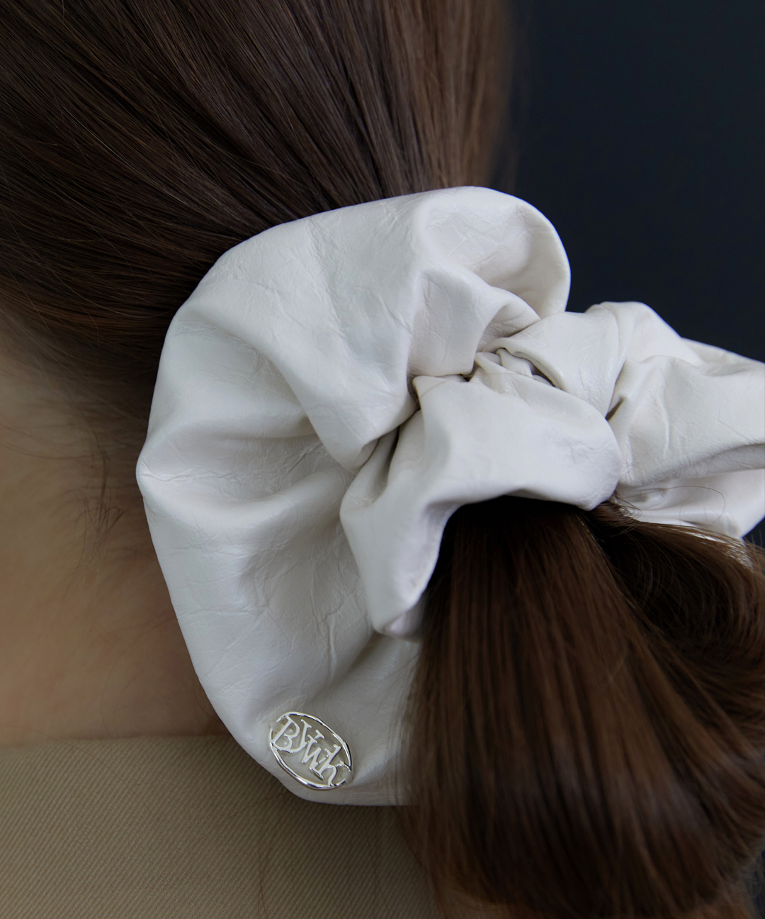 바이위켄드 Basic leather scrunchie_white